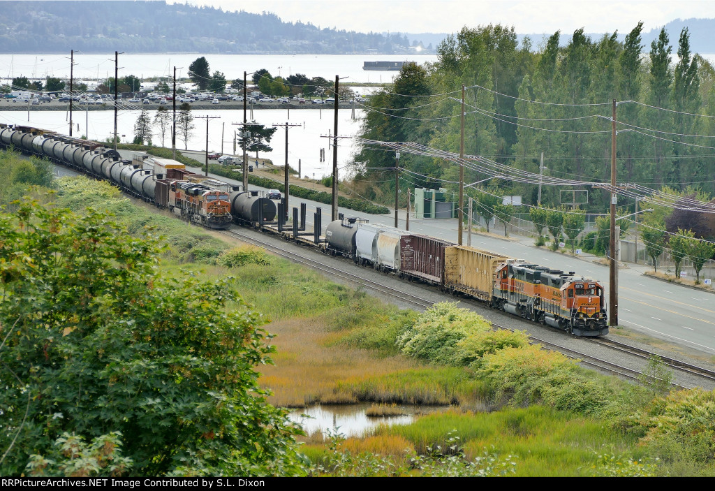 BNSF 2279-2705 at Bayside